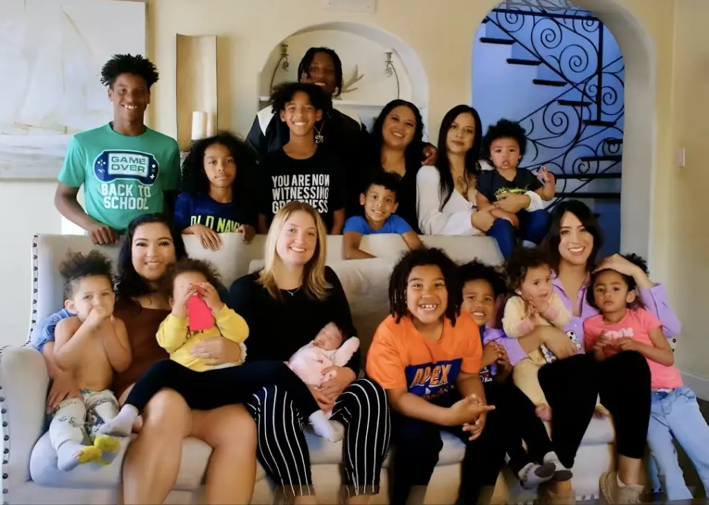 એક ઘરમાં પાંચ પત્ની અને 11 બાળકો! પતિ પહોંચતા જ કરે છે આવી હરકતો! - man ...