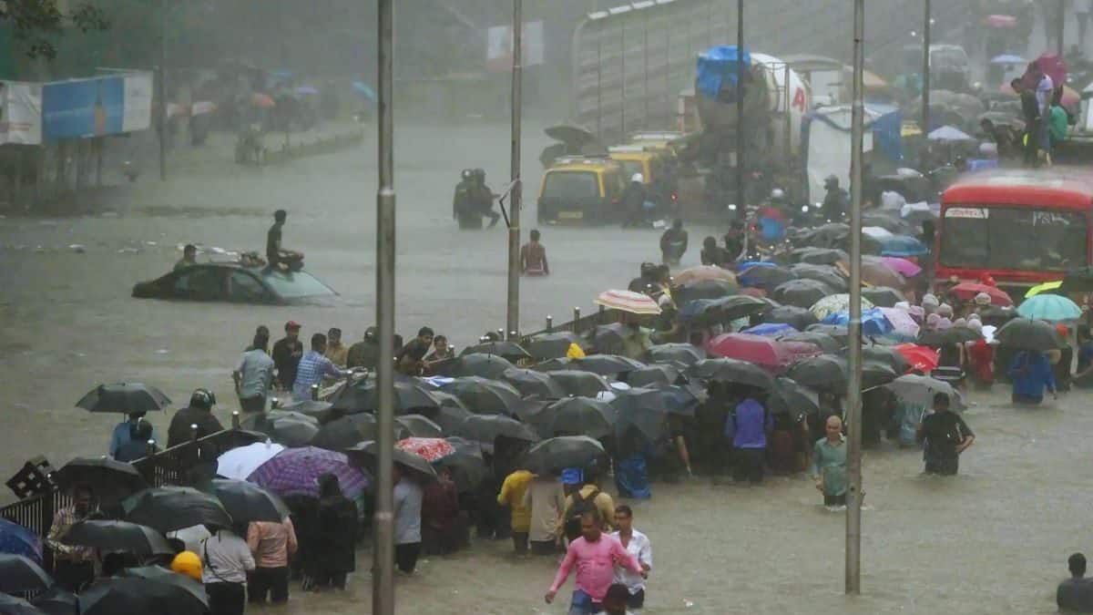 Mumbai heavy rain updates forecast Schools closed highway jams ...