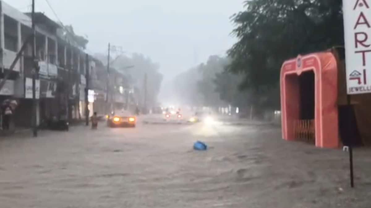 ભરૂચમાં બારે મેઘ ખાંગા, ગાજવીજ સાથે ધોધમાર વરસાદ વરસ્યો, રસ્તાઓ બેટમાં ...