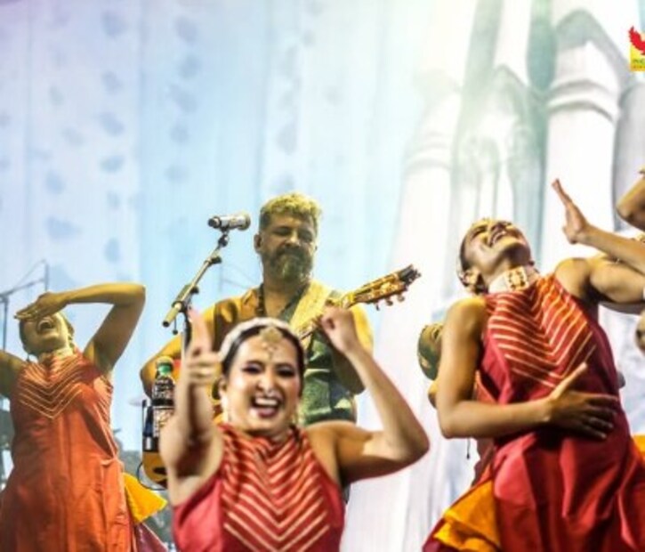 50 વર્ષના મ્યુઝિશિયન 16 વર્ષ નાની સિંગરના પ્રેમમાં પડ્યા, કરી લીધા ...