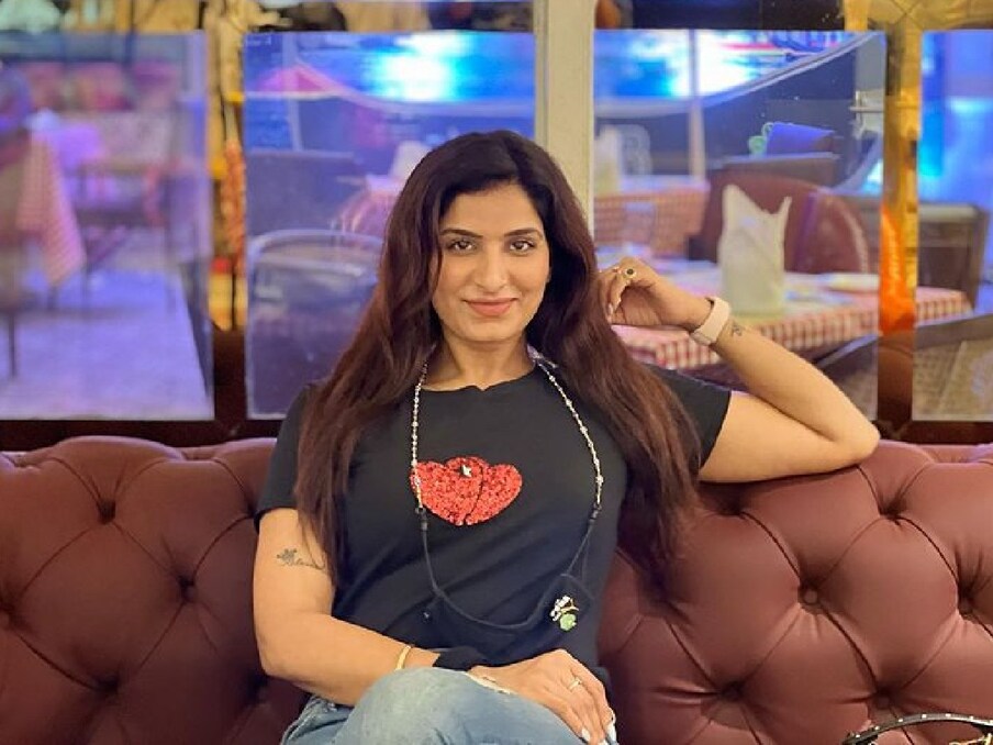 مہنگے ہوٹل میں Poonam Dubey نے دئے ایسے پوز اور بولیں۔ سوچوں تو سمٹ ...