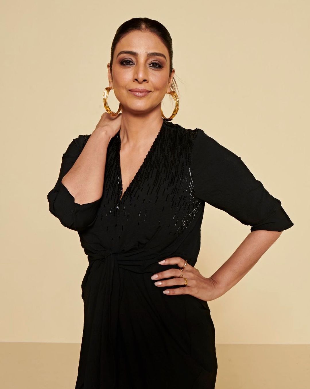 52 سال کی عمر میں مشہور اداکارہ تبو نے کرایا اتنا بولڈ فوٹوشوٹ، فینس رہ ...