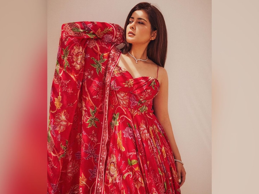 ریڈ ڈریس میں بیحد ہی خوبصورت نظر آئیں راشی کھنہ، لوگ ہوئے فدا، جم کردے ...