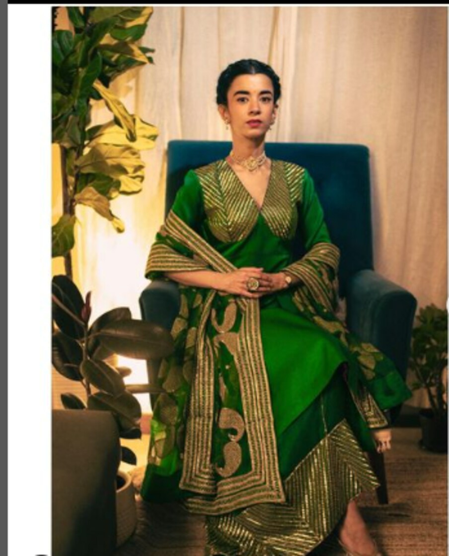 اداکار ریتک روشن کی گرل فرینڈ صبا آزاد نے دکھایا بولڈ اور گلیمرس اوتار ...