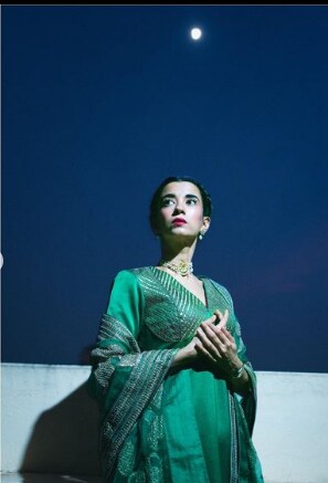 اداکار ریتک روشن کی گرل فرینڈ صبا آزاد نے دکھایا بولڈ اور گلیمرس اوتار ...