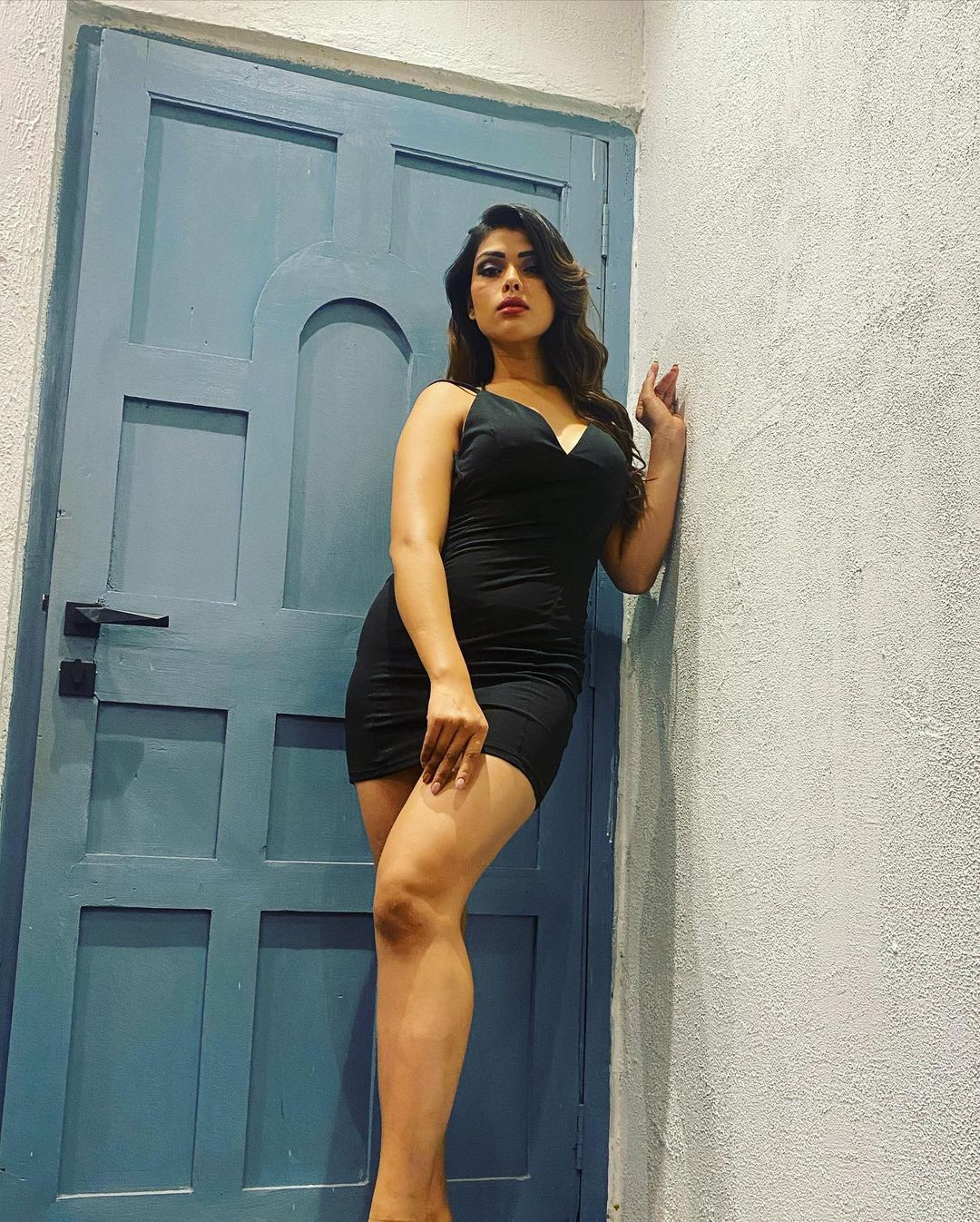 'گندی بات' فیم اداکارہ نے بلیک ڈریس میں دکھایا بولڈ اوتار، جم کر فلانٹ ...