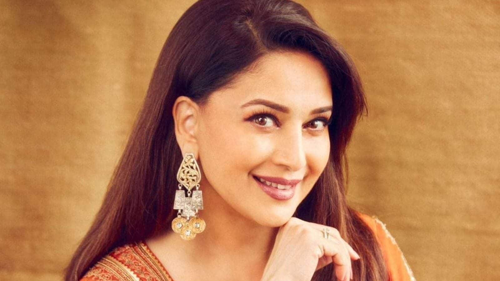 Indian Idol 13 Madhuri Dixit Danced On Khal Nayak Song Choli Ke Peeche ...