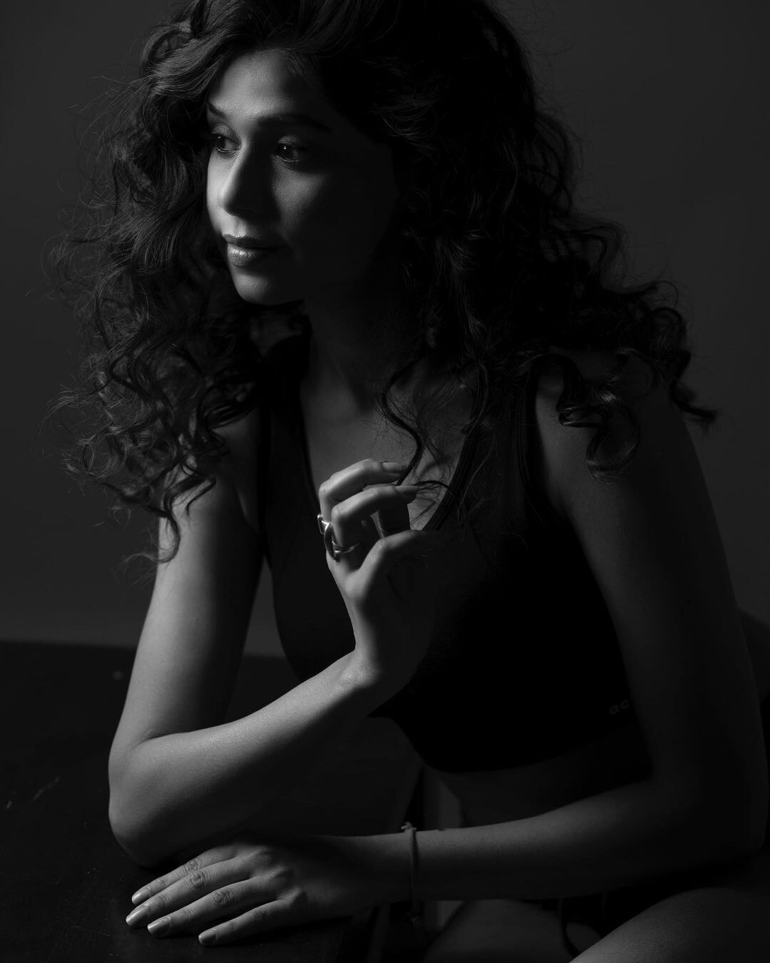 اس اداکارہ کی تولیہ والی تصویر پر سوشل میڈیا پر کیوں مچا ہنگامہ، سرچ کر ...