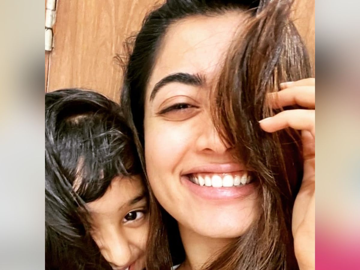 بیحد معصوم اور خوبصورت ہے رشمیکا مندانا کی چھوٹی بہن، اداکارہ کے فینس ...