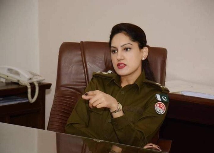 یہ ہیں پاکستان کی انتہائی خوبصورت پولیس افسر، میڈیکل کا شعبہ چھوڑ کر ...