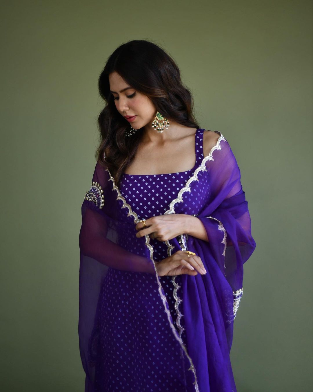 مشہور اداکارہ نے انٹرنیٹ پر نہاتے ہوئے ڈال دی تصاویر، لوگوں نے لگائی ...