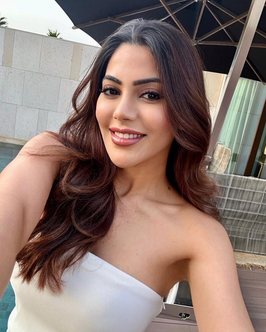 ایئرپورٹ پر اتنی چھوٹی سی ڈریس میں نظر آئی یہ مشہور اداکارہ، مچ گیا ...