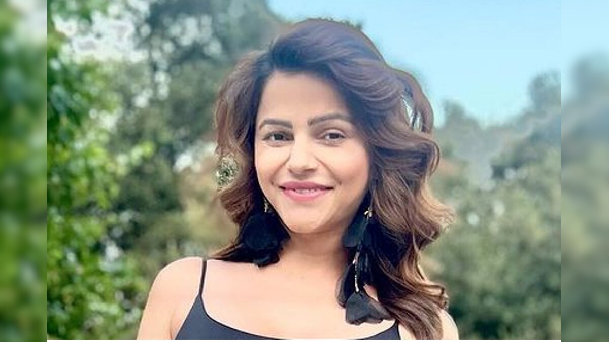 حاملہ روبینہ دلیک نے بلیک ڈریس میں جم کر فلانٹ کیا بے بی بمپ، منٹوں میں ...