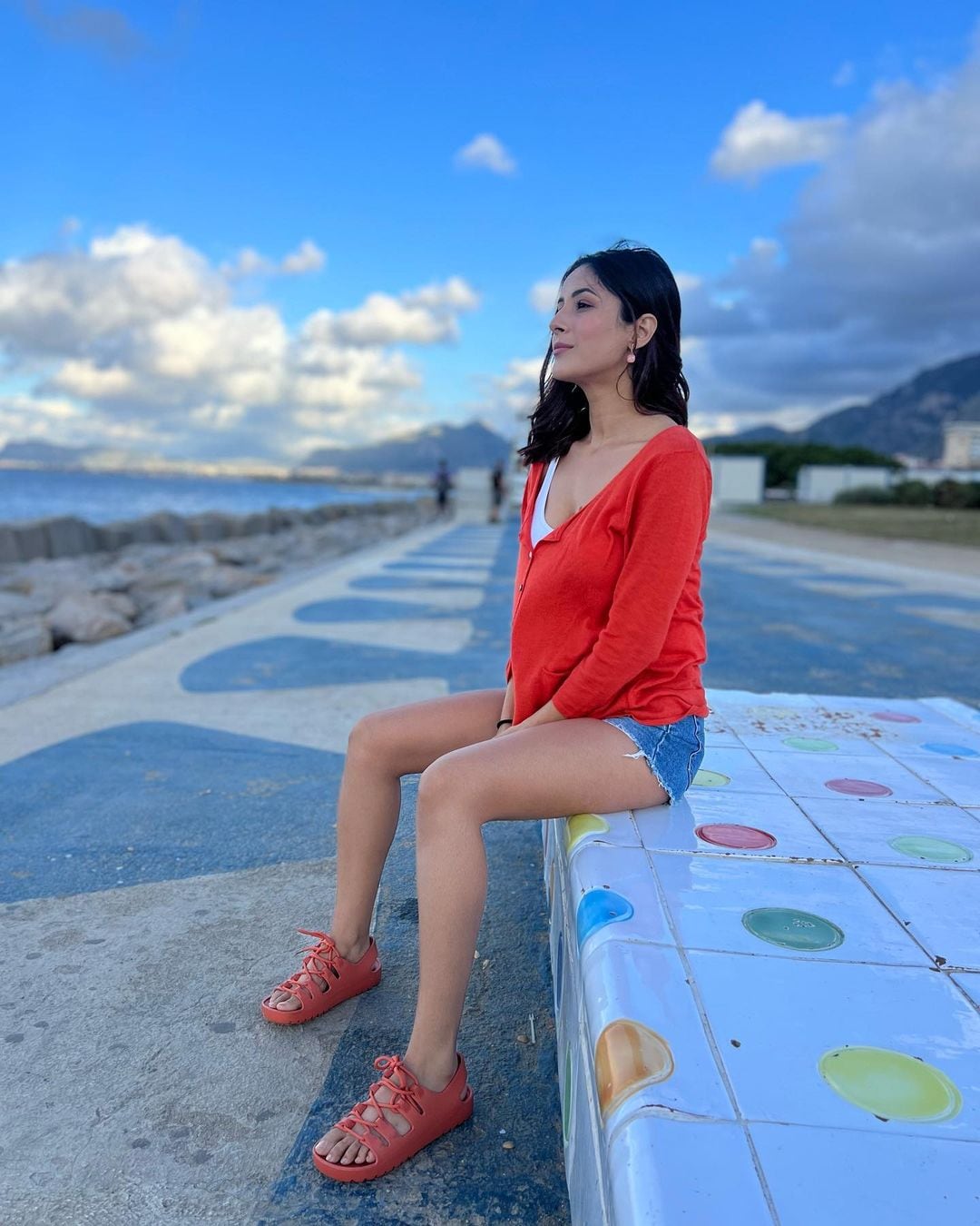 Bollywood actress shehnaaz gill flaunts toned legs in latest photoshoot ...