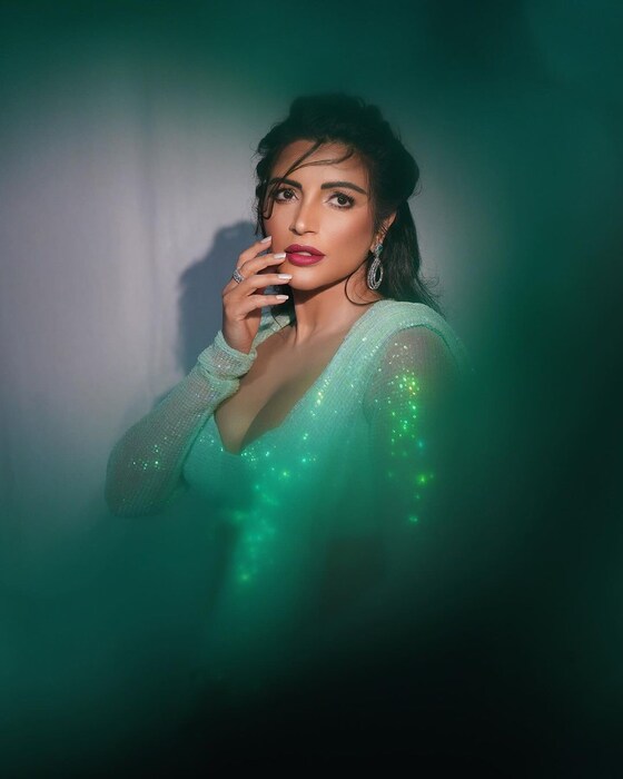 43 years old muslim actress Shama Sikander Takes A Dip In The Sea In A ...