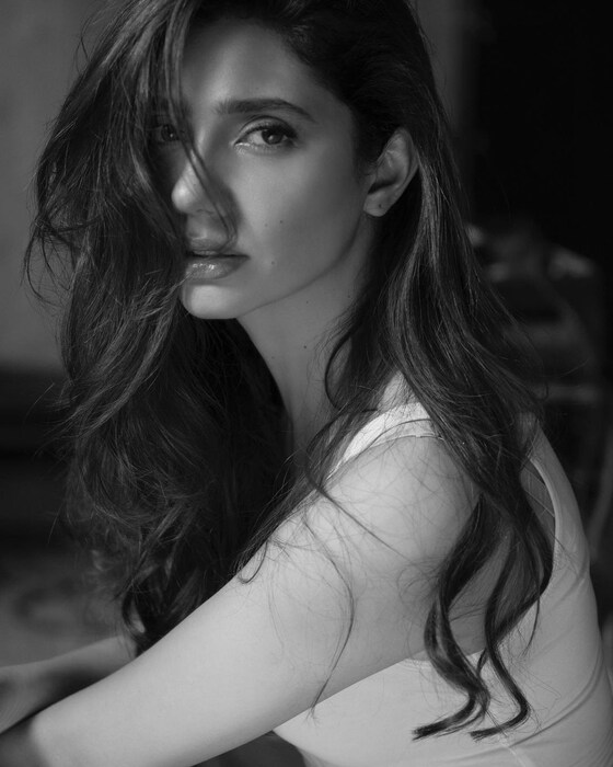 Pakistani actress mahira khan shows off her beauty in yellow saree and ...