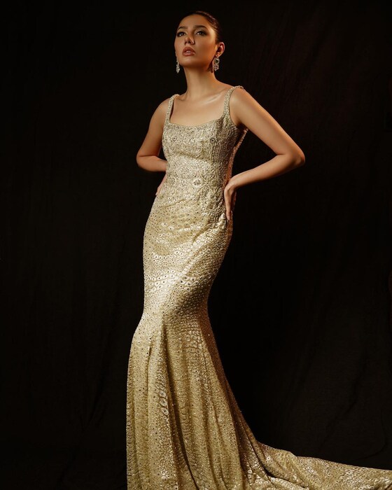 Pakistani actress mahira khan shows off her beauty in yellow saree and ...