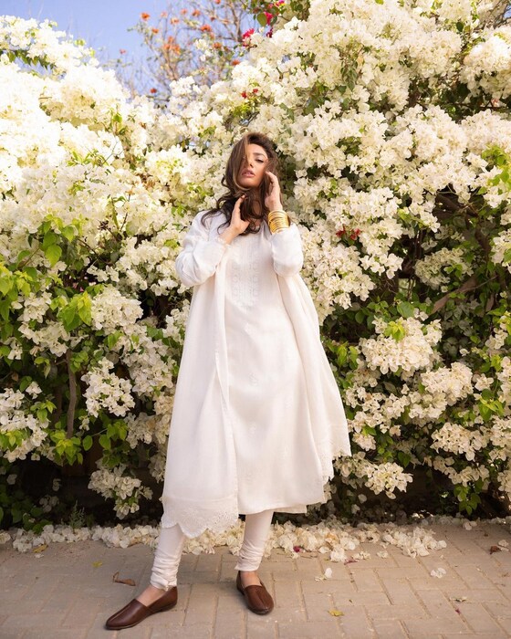 Pakistani actress mahira khan shows off her beauty in yellow saree and ...