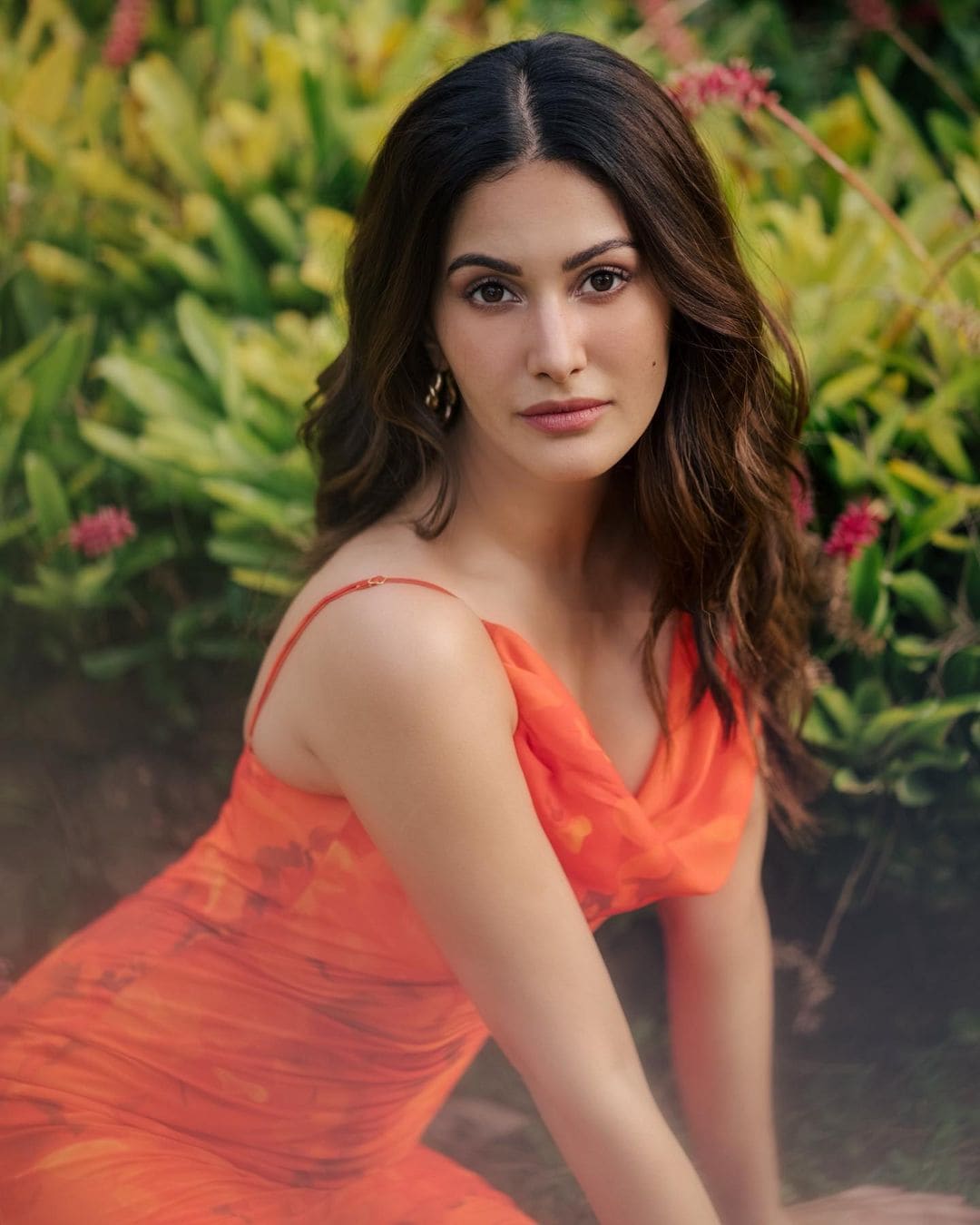 Bollywood actress amyra dastur looks stunning in golden shimmery saree ...