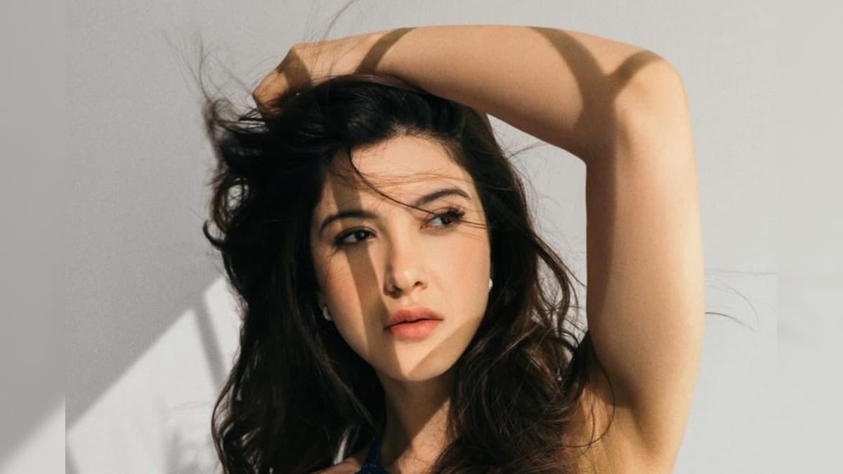 Shanaya kapoor is looking so pretty in a blue shimmery thigh high slit floor touching gown imt ...