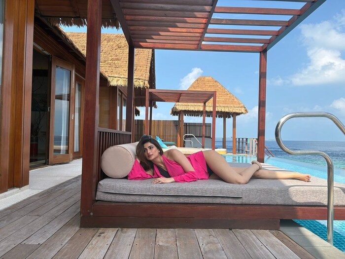 Bollywood 24 years old actress palak tiwari gave a sizzling pose in pink bikini on maldives ...