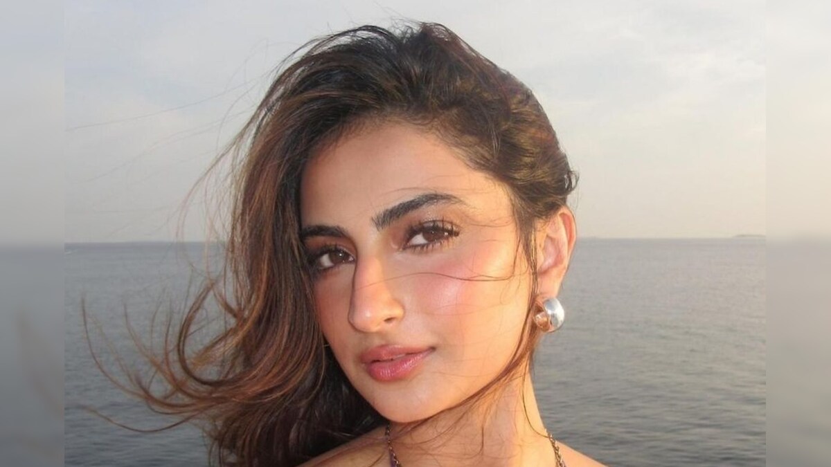 Bollywood 24 years old actress palak tiwari gave a sizzling pose in pink bikini on maldives ...