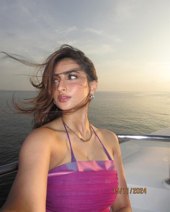 Bollywood 24 years old actress palak tiwari gave a sizzling pose in pink bikini on maldives ...