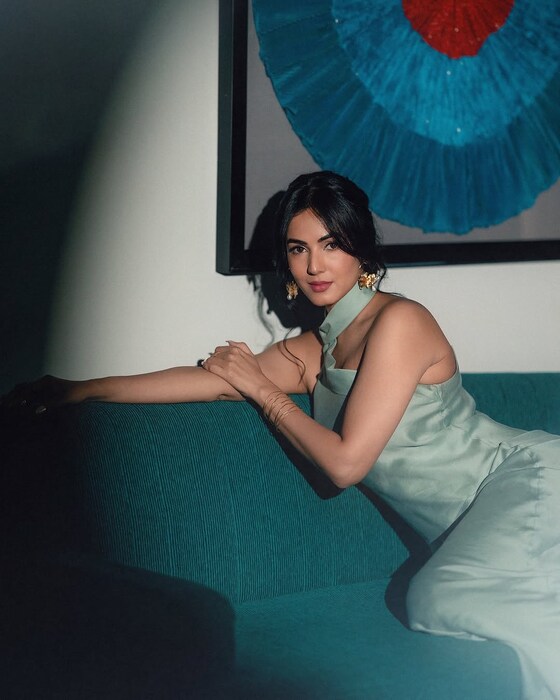 Bollywood actress sonal chauhan stunning look in bodycon outfit see her ...