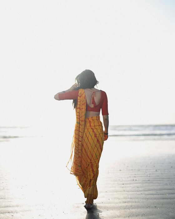 Pakistani actress mahira khan shows off her beauty in yellow saree and ...