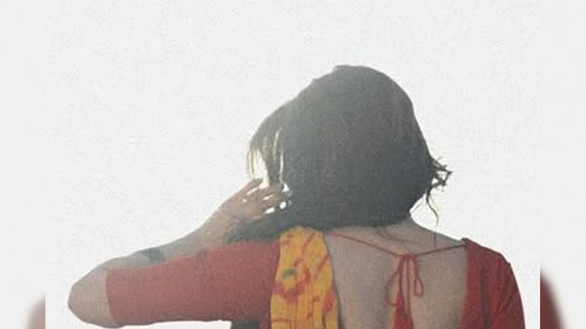 Pakistani actress mahira khan shows off her beauty in yellow saree and ...