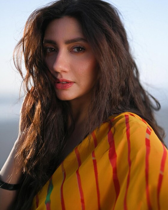 Pakistani actress mahira khan shows off her beauty in yellow saree and ...
