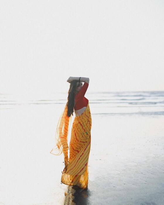 Pakistani actress mahira khan shows off her beauty in yellow saree and ...