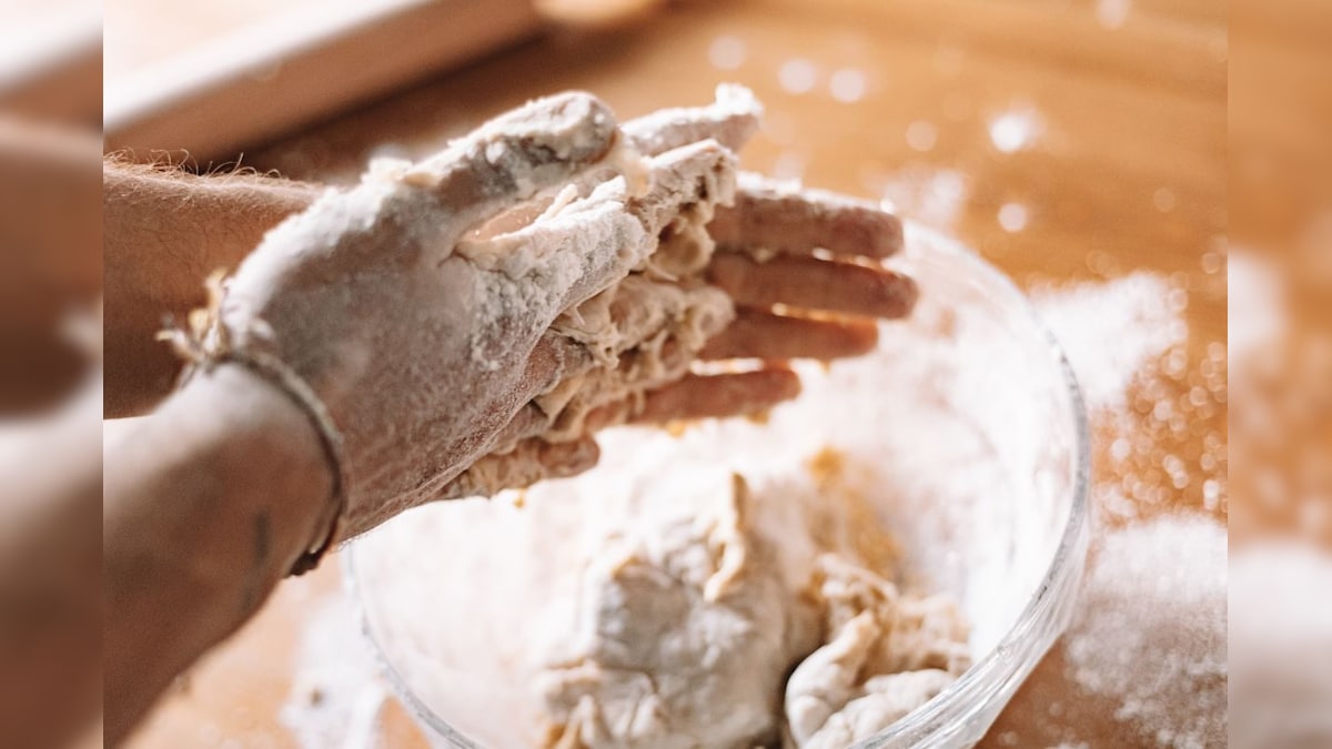 How to knead dough without sticking to hands follow these tips to make ...