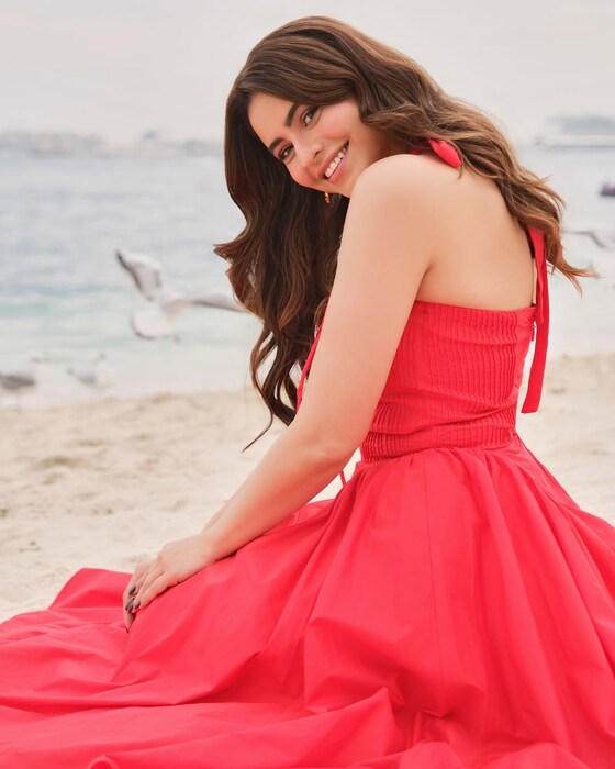 42 years old actress aamna sharif flaunts her toned legs in bodycon ...