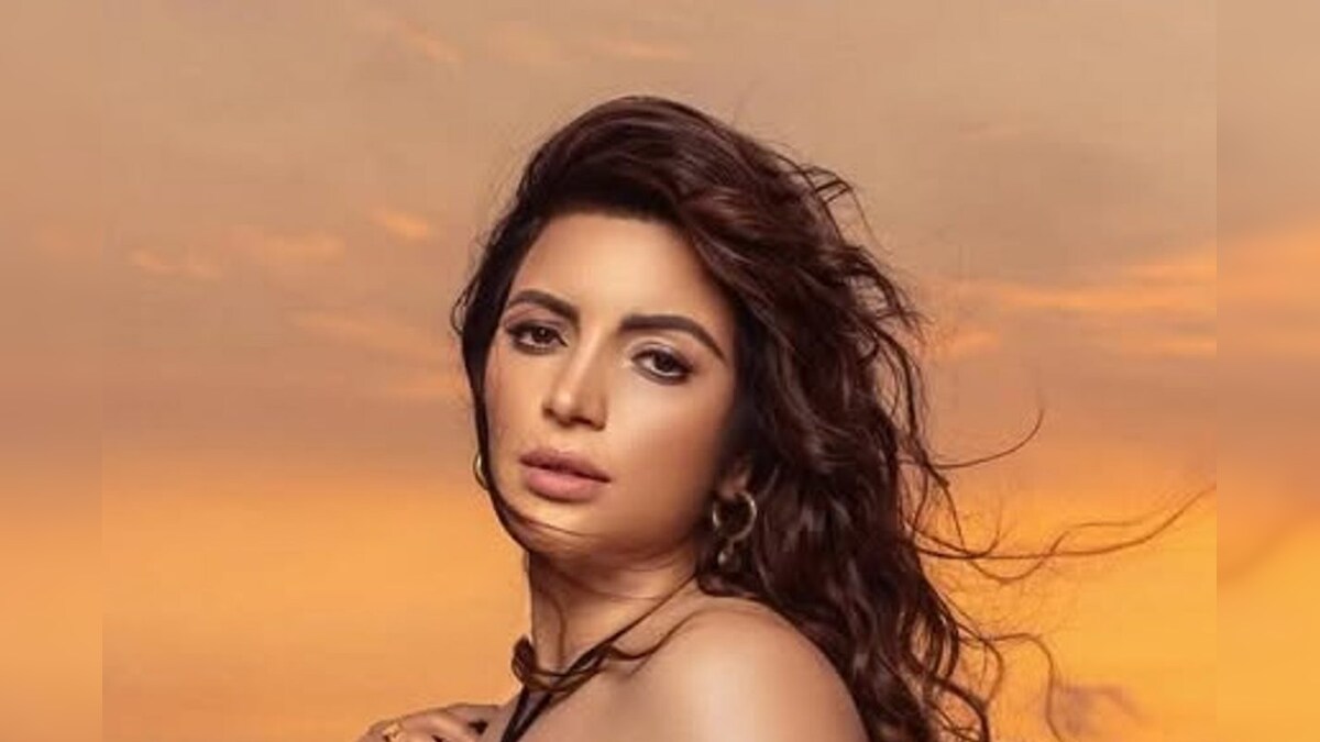 Bollywood 43 years old actress shama sikander flaunts her curvy figure ...