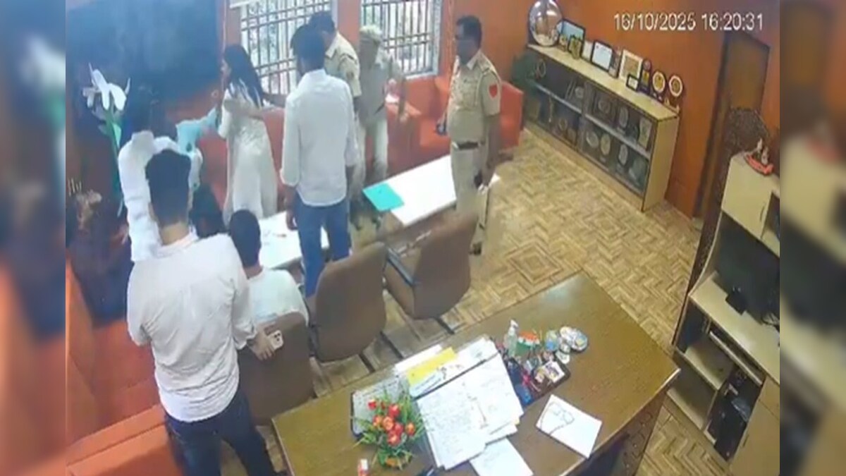 Deepika jha slapped dusu professor at ambedkar abvp video goes viral nsui mms - دہلی یونیورسٹی ...