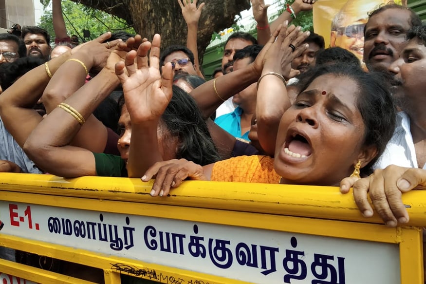 கருணாநிதி நலம்பெற வேண்டி கதறும் தொண்டர்கள் (புகைப்படத் தொகுப்பு ...