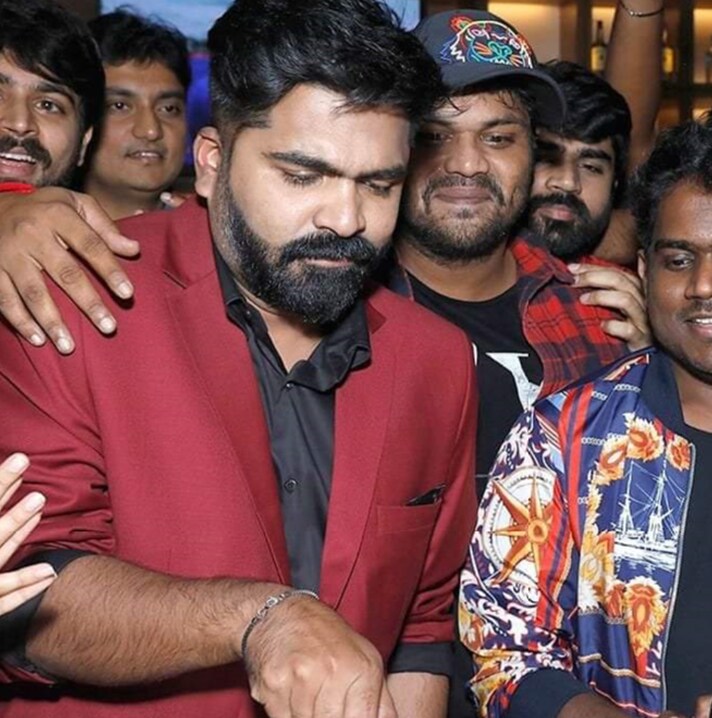 PHOTOS: தனுஷ், ஜெயம் ரவி, யுவன் என களைகட்டிய சிம்பு பர்த்டே பார்ட்டி!