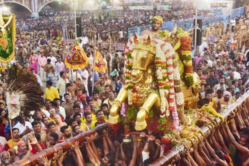 விண்ணைப் பிளந்த கோவிந்தா முழக்கம்..! வைகை ஆற்றில் இறங்கினார் கள்ளழகர்