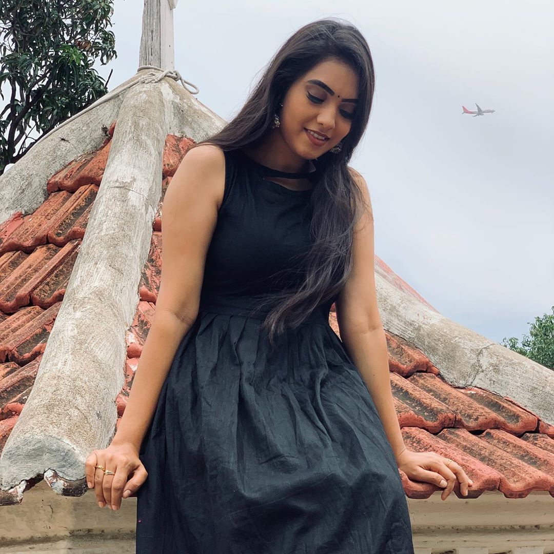 ஈரமான ரோஜாவே மலர் பவித்ராவின் கலர்ஃபுல் ஆல்பம்! – News18 தமிழ்