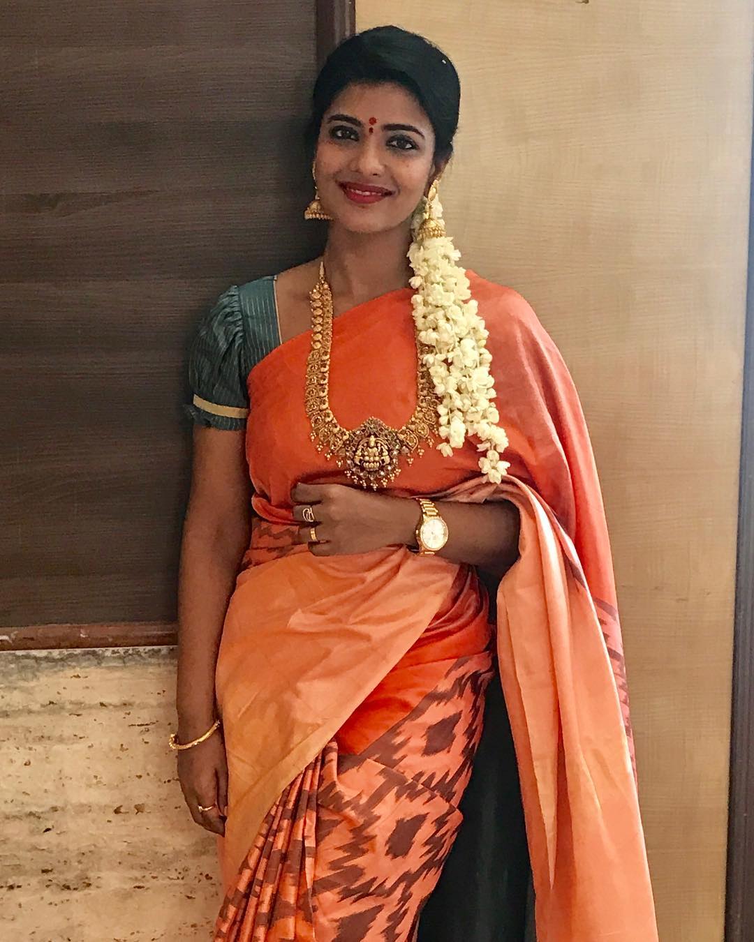 திருமண நிகழ்ச்சிகளுக்கு செல்ல ஐஷ்வர்யா ராஜேஷின் சாரீ லுக் – News18 தமிழ்