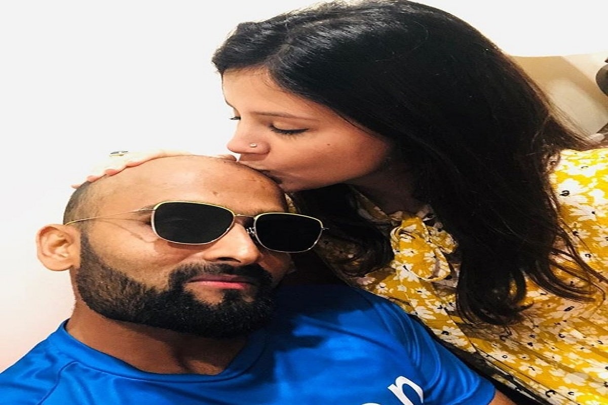 சி.எஸ்.கே வீரர் மோனு குமாருக்கு அன்பாக முத்தமிடும் சாக்ஷி தோனி... இவர் ...