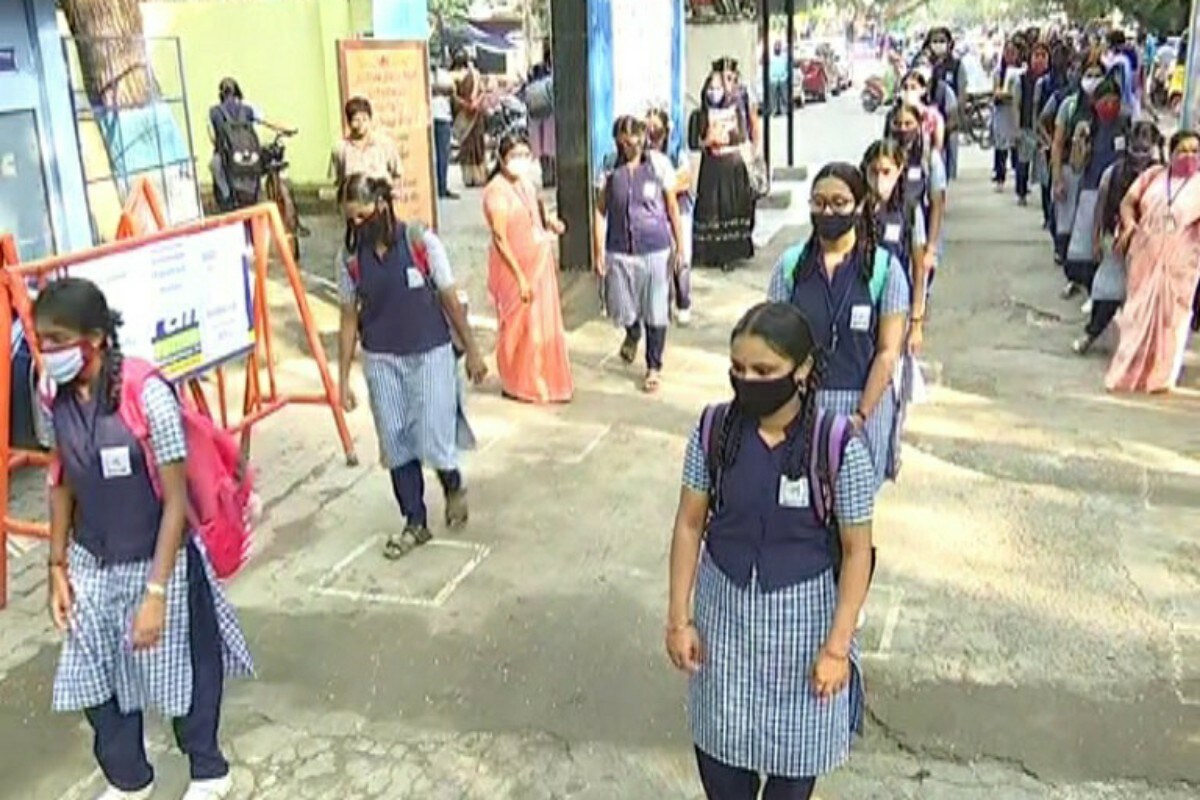 9 மாதங்களுக்கு பிறகு திறக்கப்பட்ட பள்ளிகள் - மகிழ்ச்சியுடன் பள்ளிக்கு ...