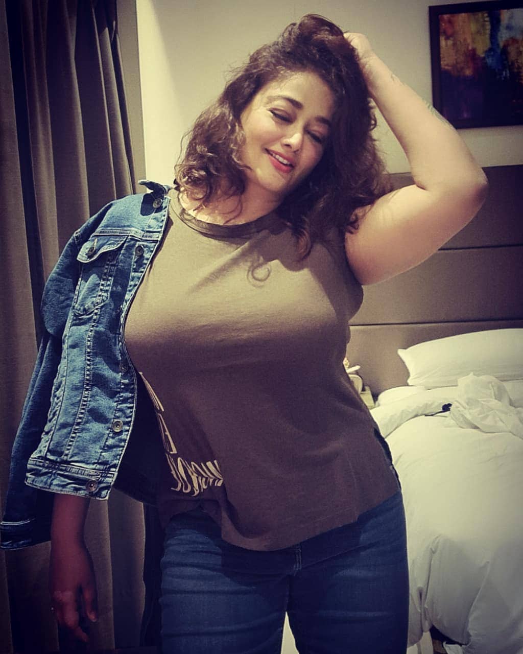 Chubby Beauty: 40 வயதில் இப்படி ஒரு கவர்ச்சி காட்ட முடியுமா.. நடிகை ...