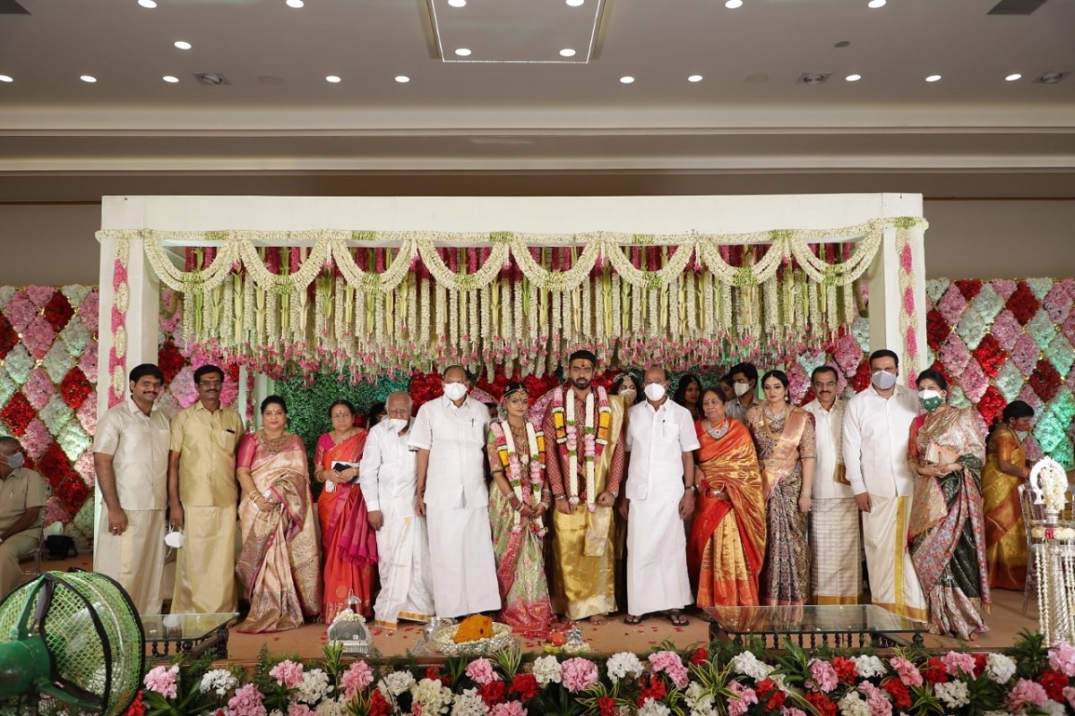 பேத்தியின் திருமணத்தை நடத்திவைத்த தாத்தா ராமதாஸ்! – News18 தமிழ்