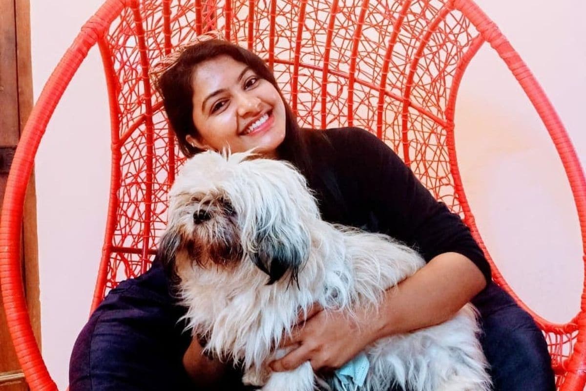 நாய்க்குட்டியுடன் கொஞ்சி விளையாடும் விஜய் டிவி சீரியல் நடிகை ரச்சிதா ...