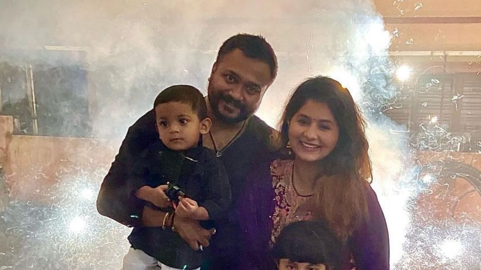Bobby Simha : குடும்பத்துடன் தீபாவளியை கொண்டாடிய பாபி சிம்ஹா ...