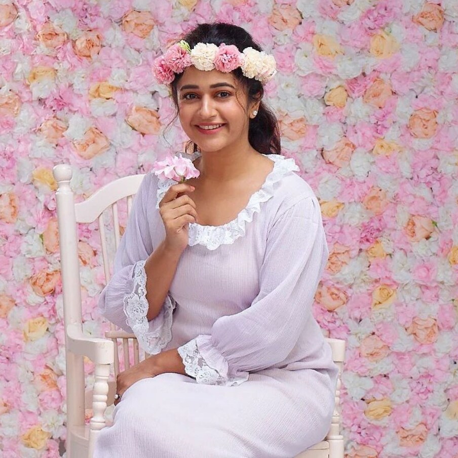 ஏஞ்சல் லுக்கில் நடிகை பூனம் பஜ்வா - போட்டோஸ்