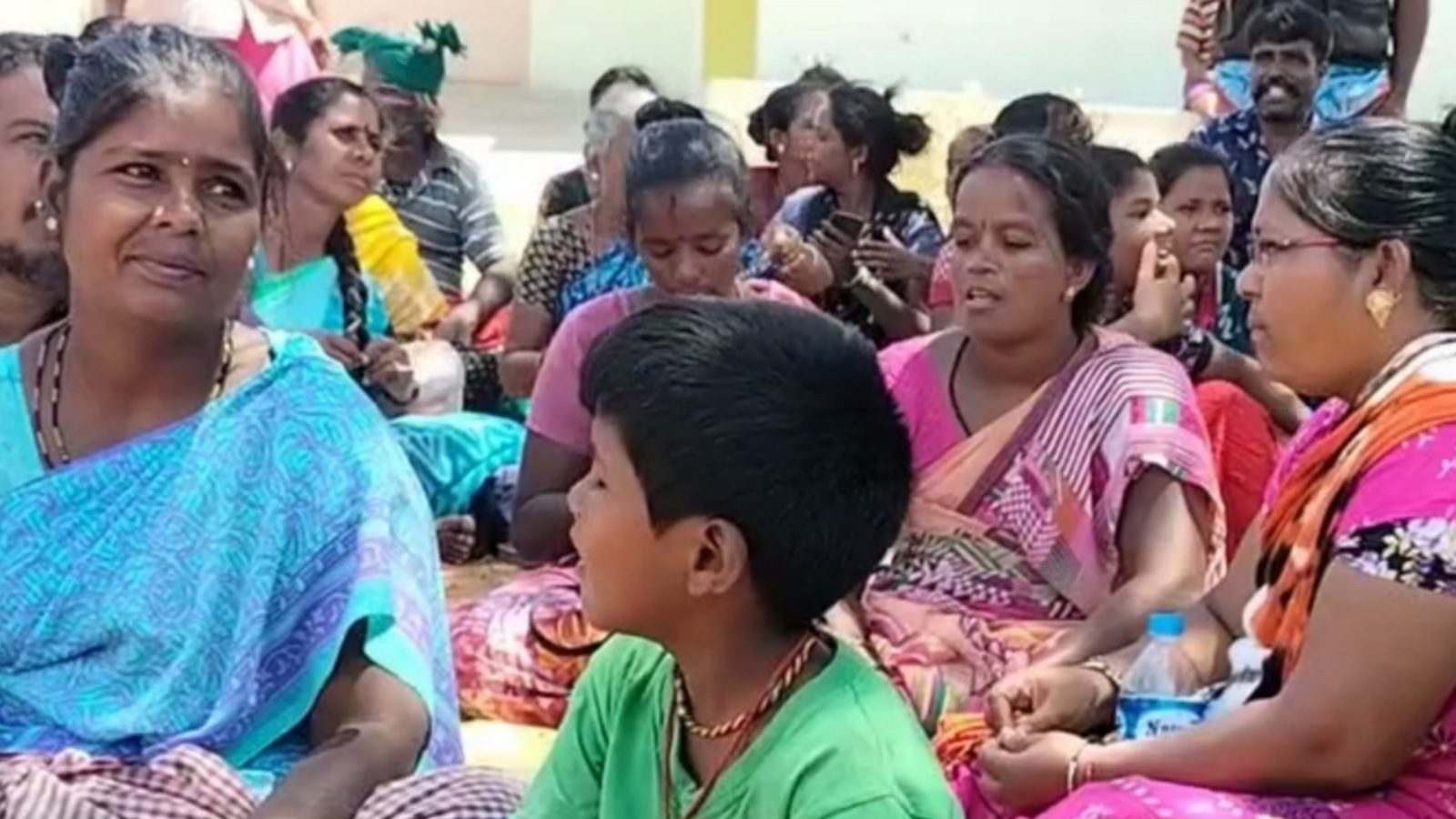 தேனி ஆட்சியர் அலுவலகத்தில், குறவர் பழங்குடி இன மக்கள் குடியேறும் ...