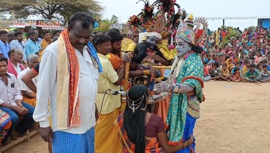 கிருஷ்ணகிரி அருகே திரெளபதி அம்மன் ஆலய திருவிழா கோலாகலம்... ஒப்பாரி ...